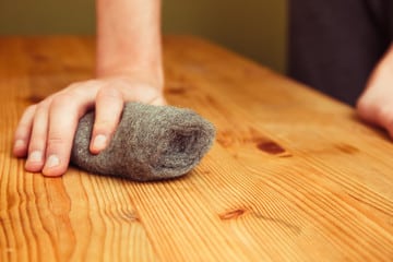 Comment poncer une table en bois - Les étapes pour réussir