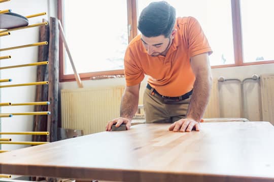 Comment poncer une table en bois - Les étapes pour réussir
