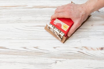 Comment poncer une table en bois - Les étapes pour réussir