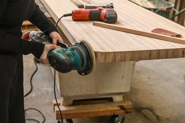 Comment poncer une table en bois - Les étapes pour réussir