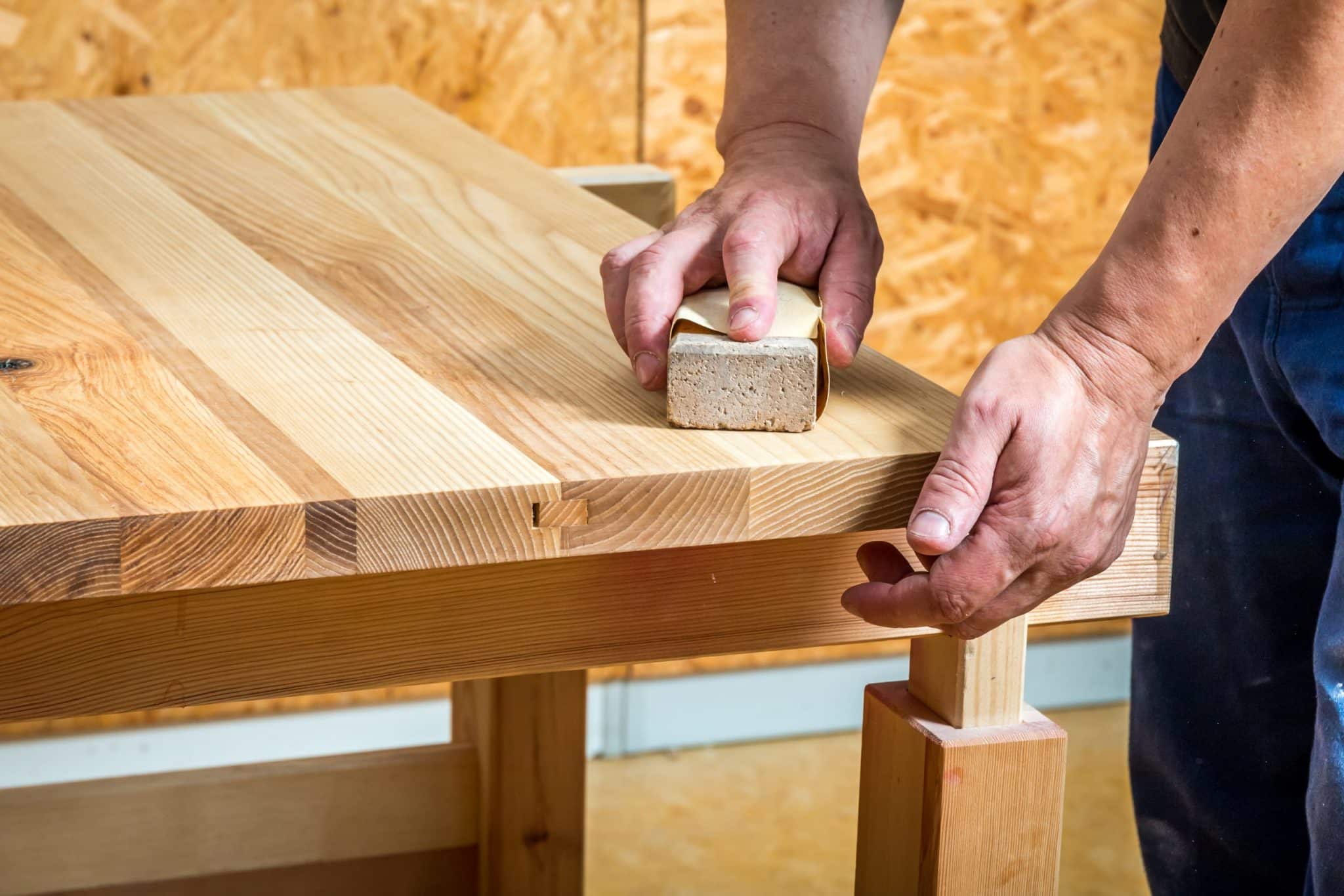 Comment poncer une table en bois - Les étapes pour réussir